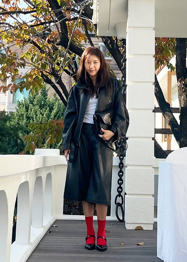 채정안 빨간 양말과 힙한 가가패션 가을 멋쟁이의 레더 재킷 슈트룩 패션엔