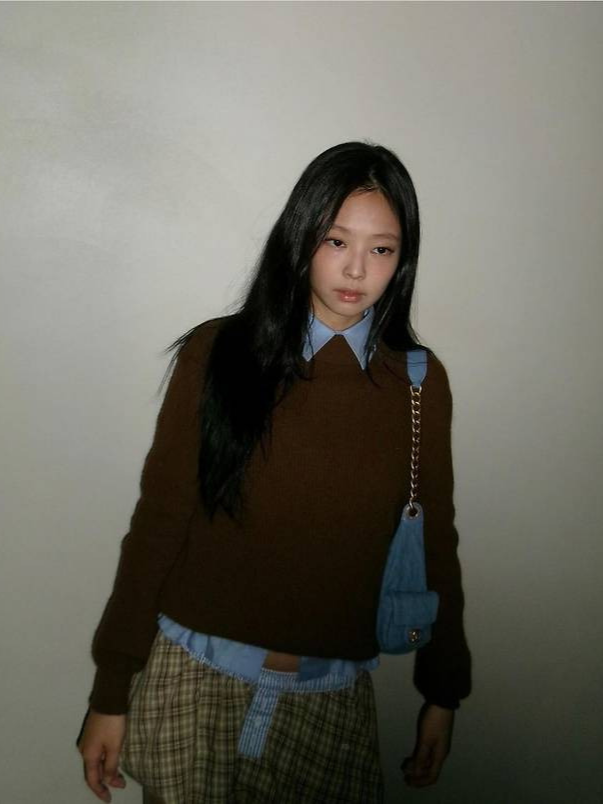 제니 힙한 스타일링 브라운 스웨터로 완성한 프레피룩 스타와 라이프