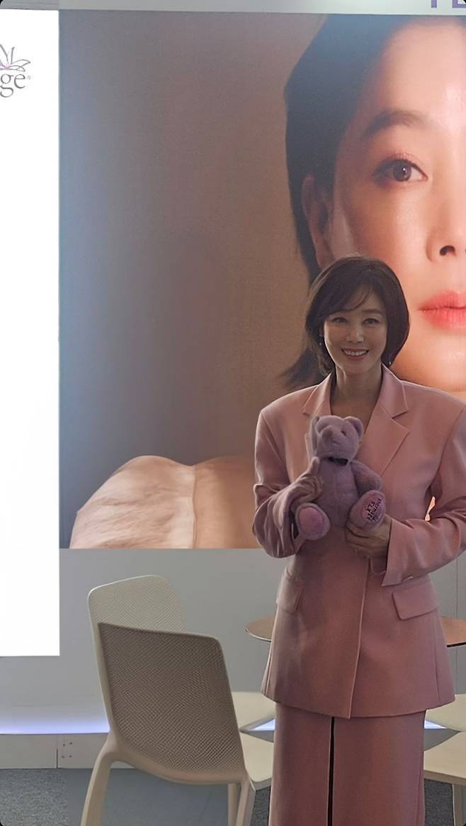 김성령 치마와 바지의 경계 허문 파격 패션 우아함 더한 메이크업과 헤어는 덤 뷰티는 내운명