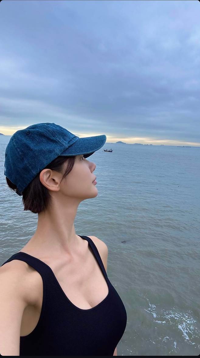 클라라 탄탄 보디 돋보인 기습 숏컷 데님 눌러쓴 보이시 애슬레저룩 뷰티는 내운명