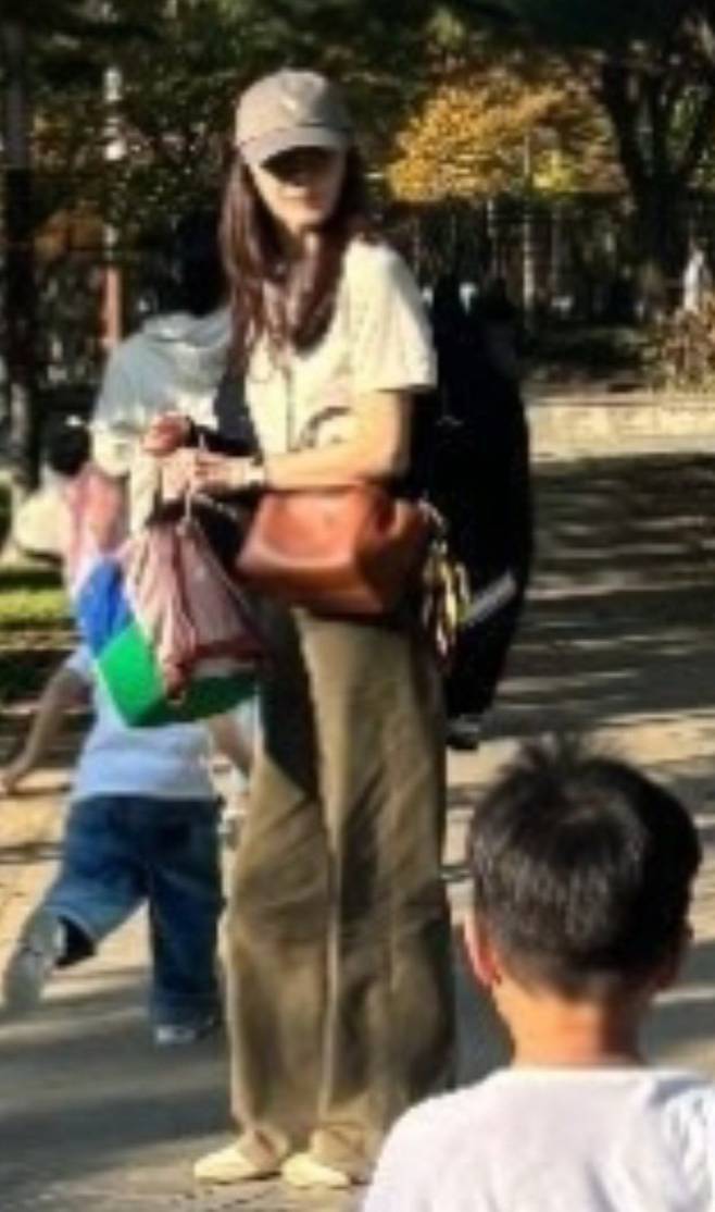 최지우 많은 짐도 거뜬 둘러 맨 예쁜 슈퍼맨 남들과는 다른 빛이 나는 엄마의 피크닉룩 뷰티는 내운명