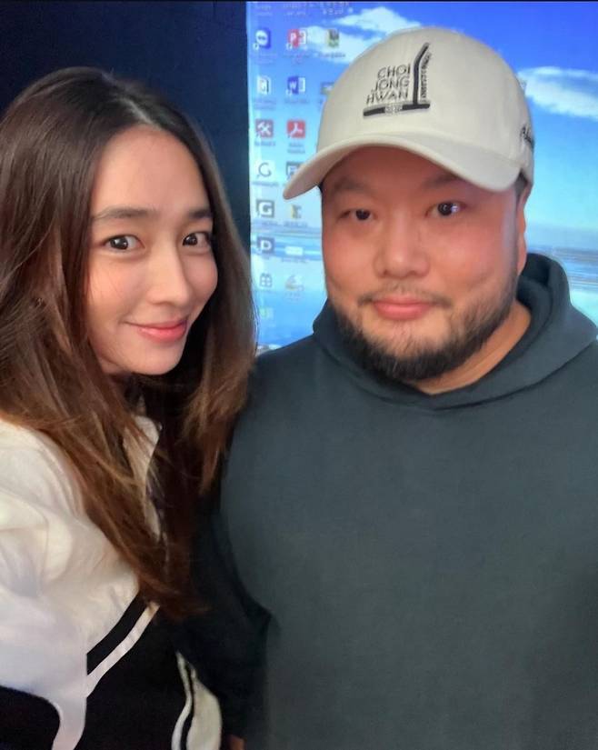 이민정 손연재와 우연한 만남 셔츠와 쇼츠로 뽐낸 심플한 캐주얼룩 스타와 라이프
