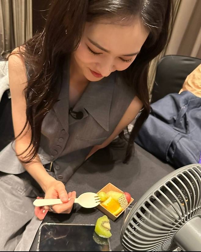 정년이 김윤혜 국극 의상 벗은 세련미 현대적인 모노톤 스타일링도 너무 예쁘네 뷰티는 내운명
