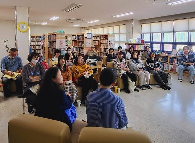 단독 ‘책은 등대 취지는 어디 가고 예산 든다” 이용객 등진 동두천시