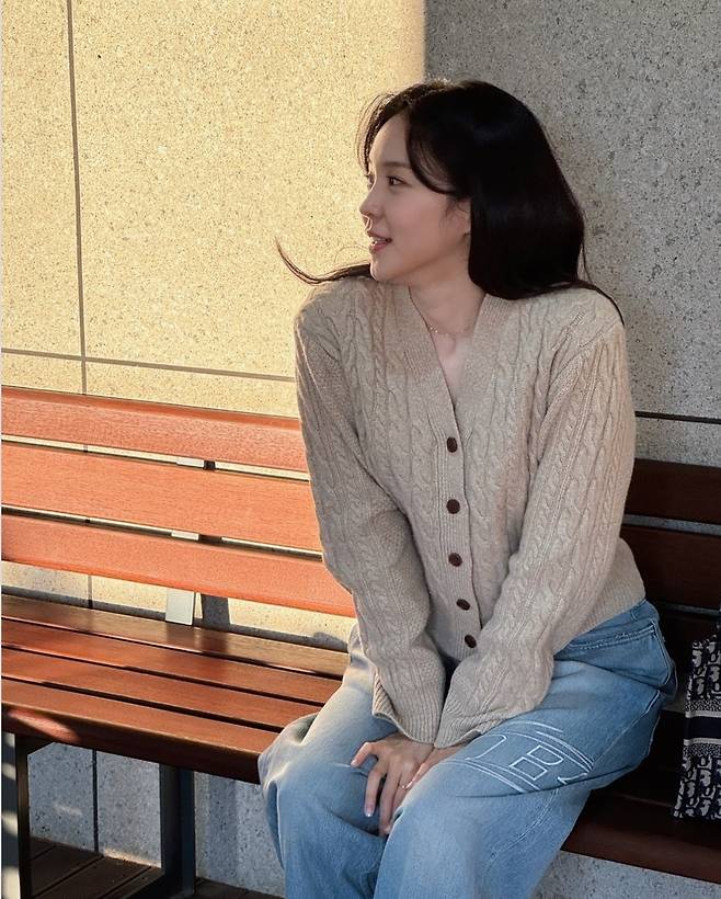장예원 아나 책가방 같은 디올 토트백 청순 미모 돋보인 카디건 청바지 캐주얼룩 스타와 패션