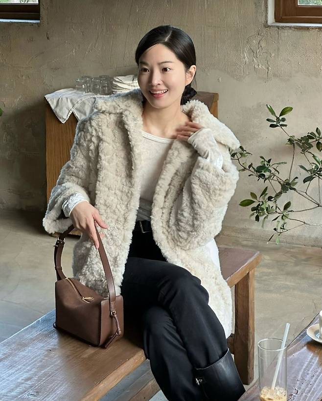 전진 아내 류이서 최애템 걸친 테디베어 코트룩 우아한 세련미 뽐낸 겨울 부츠룩 뷰티는 내운명