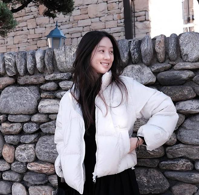 정려원 패딩은 이 맛 대충 툭 걸쳐도 스타일리시 패딩 동네 마실룩 패션엔