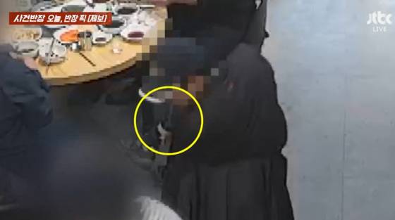 더러운 갑질…밥 먹다가 바닥에 침 뱉은 손님의 정체