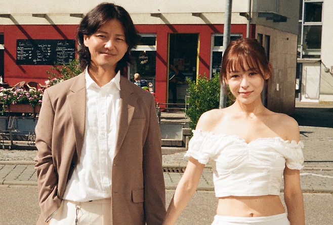 아무도 몰랐는데 결혼한 지 벌써 2년 됐다는 14살 차 가수 부부 삶은영화
