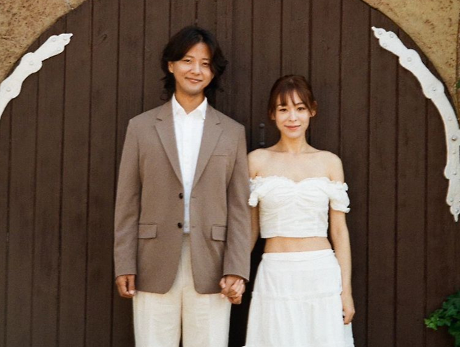 아무도 몰랐는데 결혼한 지 벌써 2년 됐다는 14살 차 가수 부부 삶은영화
