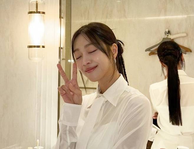 새댁 조보아 청순미는 그대로 다가오는 연말 설레임 드러난 올 화이트룩 패션엔