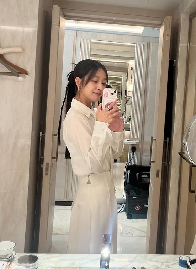 새댁 조보아 청순미는 그대로 다가오는 연말 설레임 드러난 올 화이트룩 패션엔
