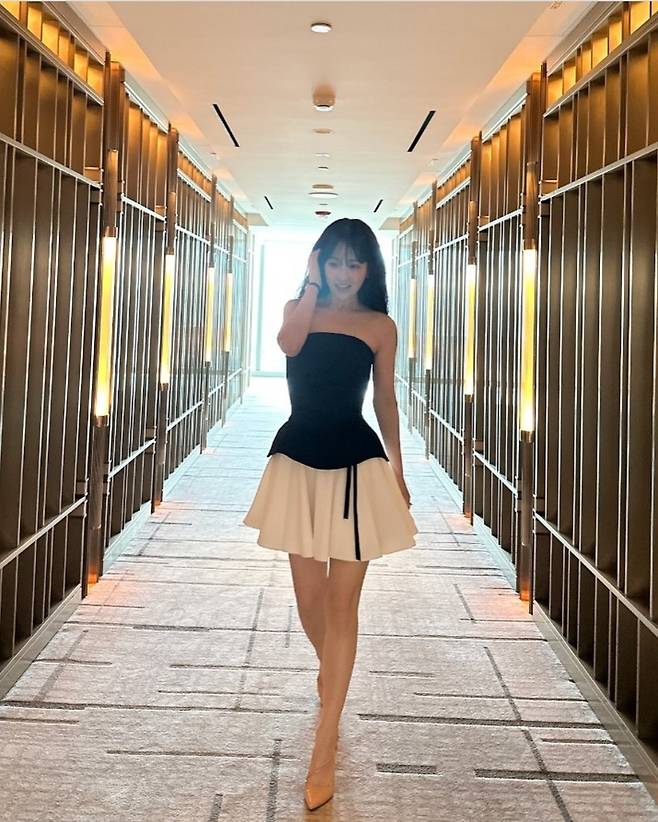 박보영 그냥 걷는데 후광이 비치네 인형이 따로 없는 블랙 앤 화이트 미니스커트룩 스타와 패션