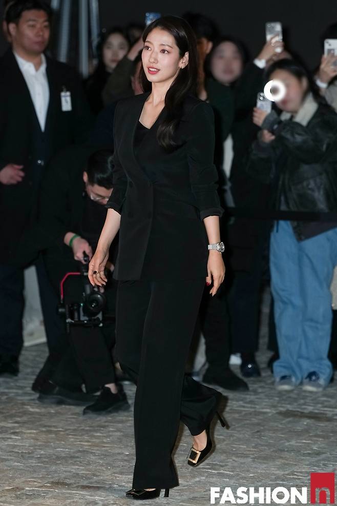 박신혜 ‘지판사 끝나도 당당 자신감 넘치는 멋진 엄마 파워우먼 슈트룩 패션엔