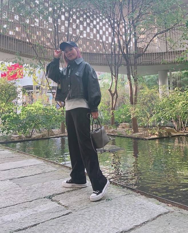 신봉선 11kg 감량 후 힙한 변신 가죽 재킷으로 완성한 스트릿룩 스타와 라이프