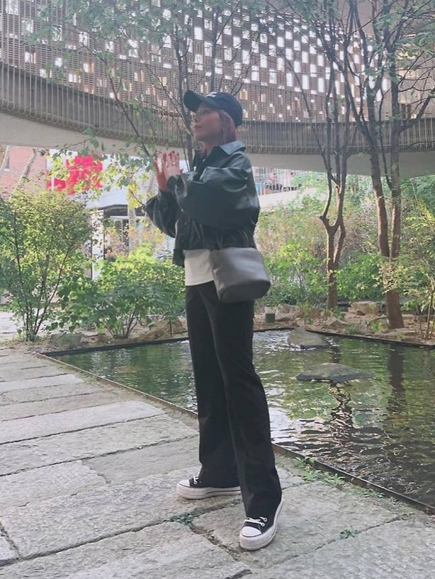 신봉선 11kg 감량 후 힙한 변신 가죽 재킷으로 완성한 스트릿룩 스타와 라이프