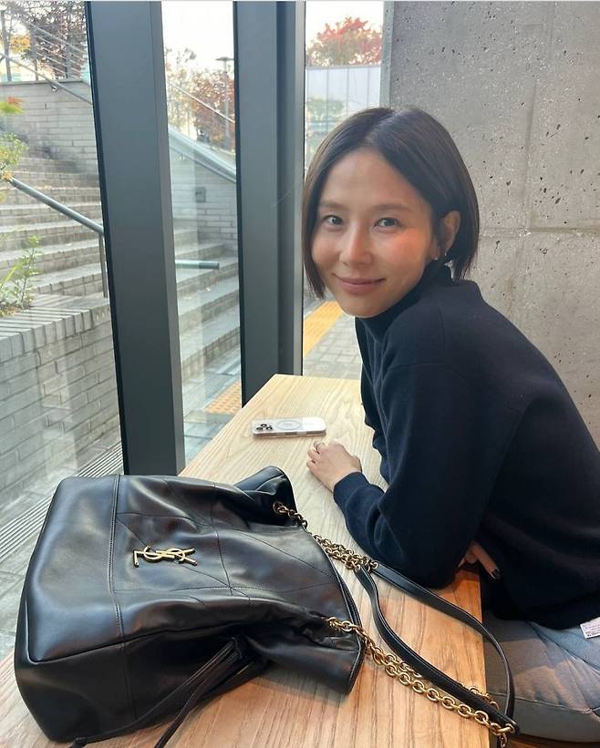 김나영 단풍 물든 늦가을 최애템 생로랑 빅백 오버사이즈 코트로 완성한 가을 여신룩 뷰티는 내운명