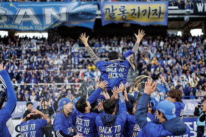 현장핫피플 ‘김영권 샴페인 맞고 활짝 정기선 부회장 울산의 든든한 지원군
