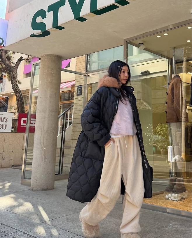 황신혜 60대 패셔니스타의 동안 퀼팅 패딩룩 추위 걱정 없는 퍼 슈즈 신고 외출 뷰티는 내운명