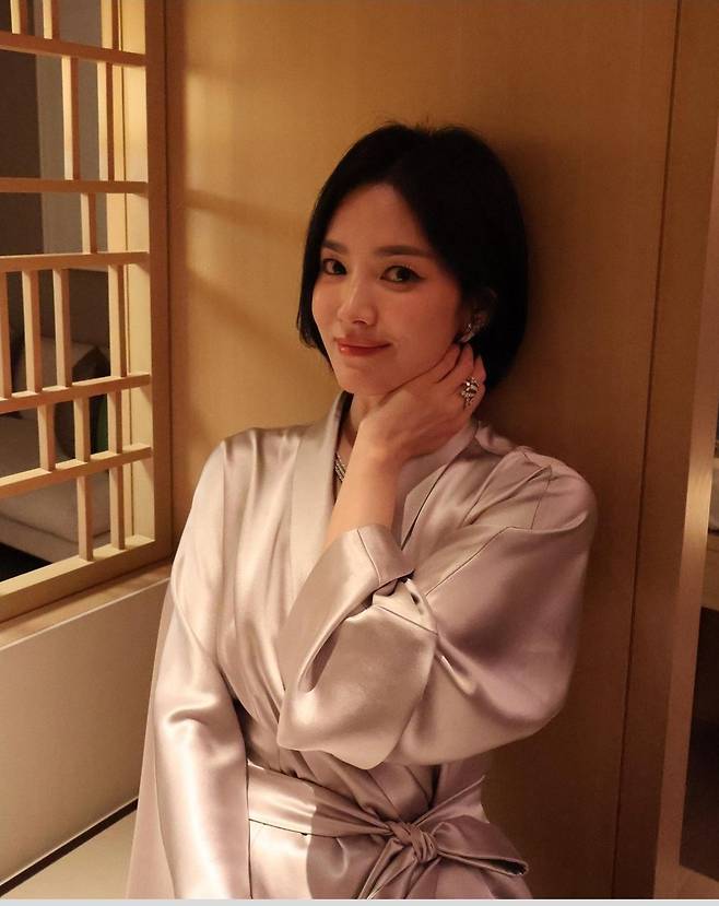 송혜교 방콕에서 가운만 입고 돌아다녀도 괜찮나 명품 목걸이로 힘준 세련된 여신 비주얼 뷰티는 내운명