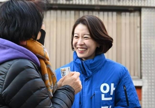 ‘선거운동 기간 아닌데 마이크 유세 민주당 대변인 안귀령 벌금 70만원