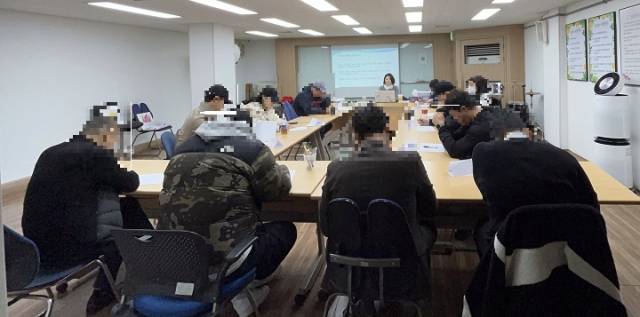 처음엔 거부하더니 나중엔 고맙다고 울더군요”