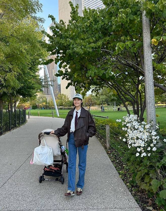 한지혜 시카고 여행에서도 돋보이는 패션 딸과 함께한 우아한 가죽 재킷룩 스타와 라이프