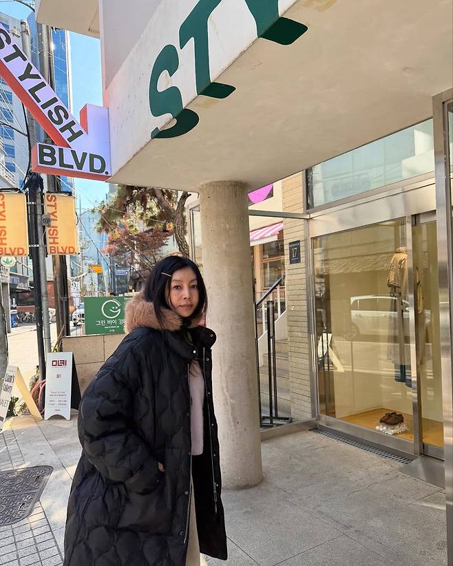 황신혜 61살 맞아 롱패딩 입고 동안미모 뽐내 스타픽