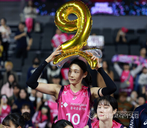 삼각편대 김연경 정윤주 투트쿠 63점 합작 흥국생명 9연승 질주 디펜딩챔피언 현대건설 2번째 맞대결 셧아웃