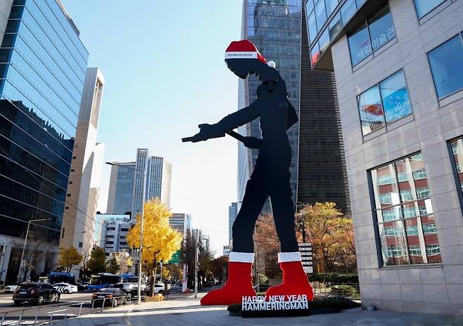 산타 모자 쓰고 빨간 양말 신은 해머링맨새해 소원 이벤트