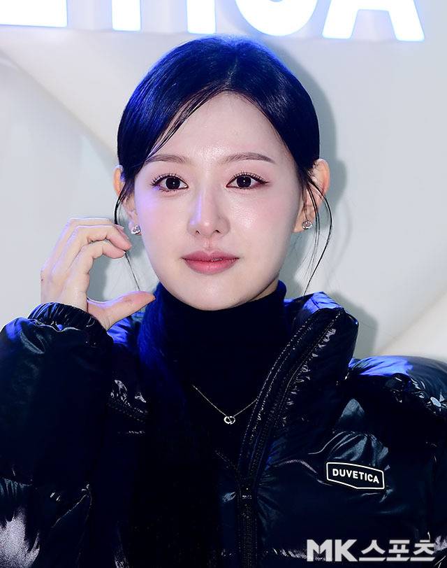 김지원 패딩 입고 이 정도 한파에도 흔들림 없는 조각 미모 한겨울 여신 강림 뷰티는 내운명