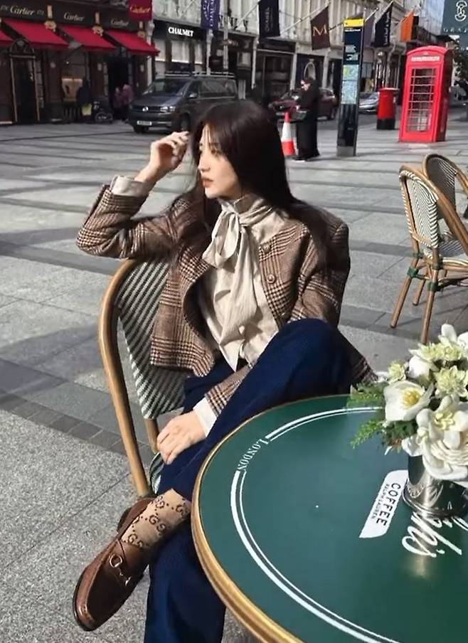 박하선 재킷만 걸쳐도 분위기 여신 런던 아침 햇살 즐긴 캐주얼 슈트룩 패션엔