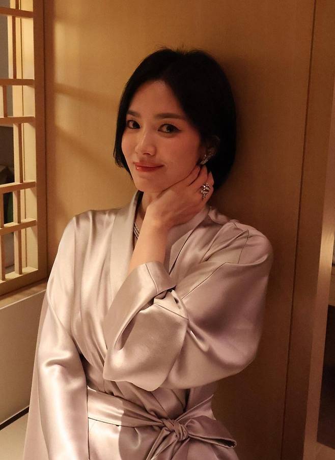 송혜교 가운이야 코트야 방콕 홀린 황홀한 벨티드 실크 랩 드레스룩 패션엔