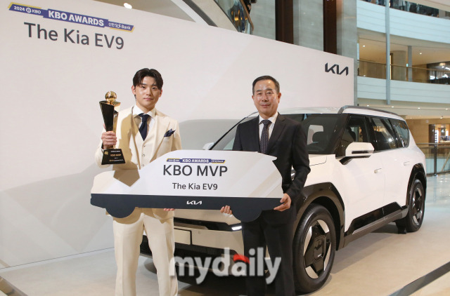 [MD포토] EV9 부상으로 받은 MVP 김도영