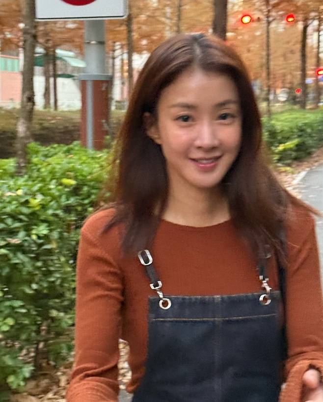 이시영 머플러 두르면 외투는 No 샤넬로 힙하게 완성한 데님 오버올룩 스타와 패션