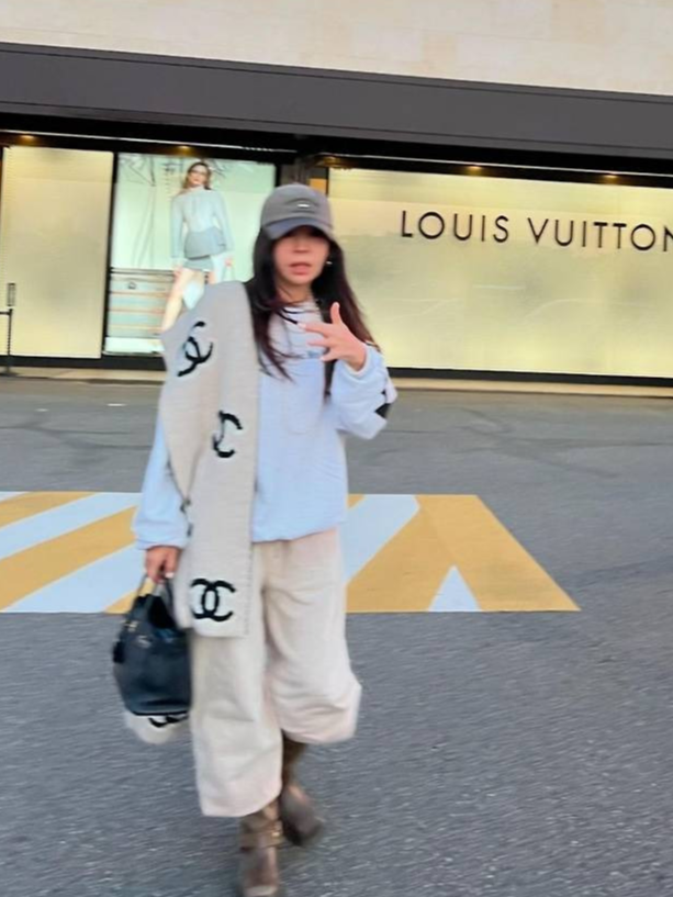 황신혜 나이를 초월한 꾸안꾸 패션 샤넬과 니트 팬츠의 조화 스타와 라이프