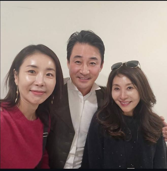 최명길 한다감 전노민과 레미제라블의 감동 우아한 케이프 뮤지컬 나들이룩 뷰티는 내운명