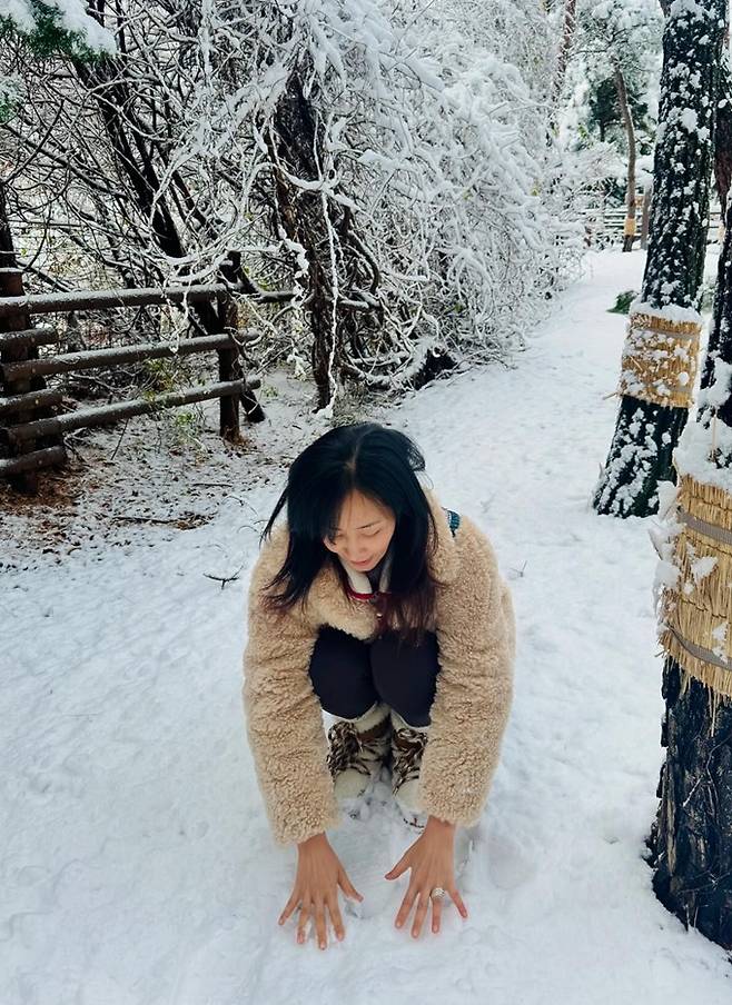 소녀시대 유리 눈 속 낭만 제대로 설렘 가득 산타 맞이 퍼 재킷 산책룩 패션엔