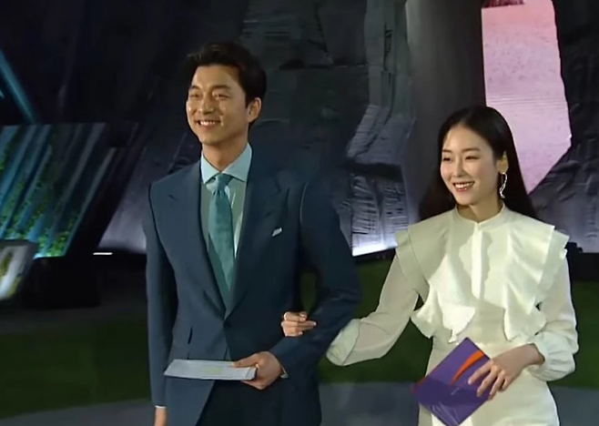 소속사 동료라더니 결국 공식적으로 만난다는 남녀 맥스무비