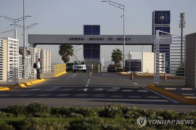 트럼프 ‘관세 폭탄 예고에 유럽·미국 車 주가 일제히 하락