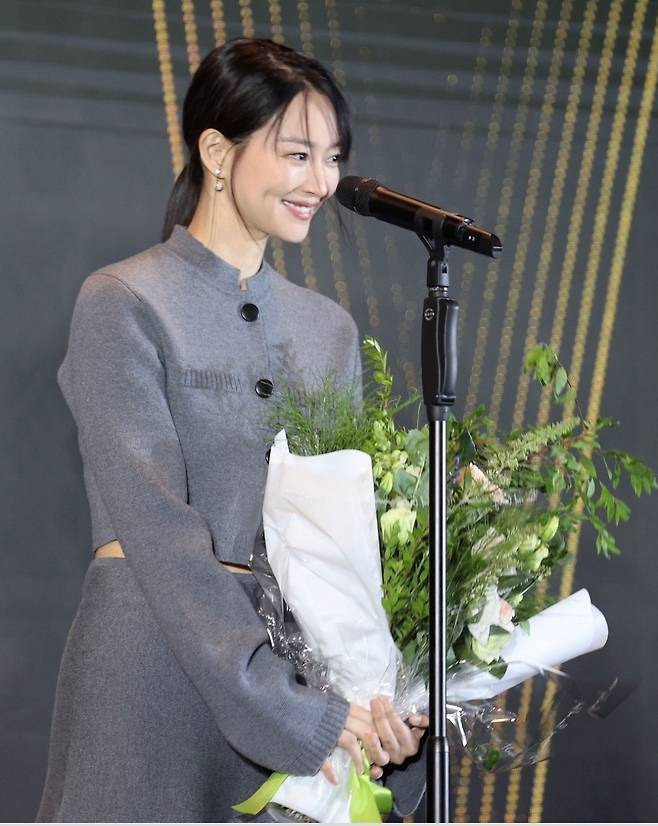 신민아 크롭 디테일과 머메이드 핏의 조화 우아한 그레이 셋업룩 스타와 라이프