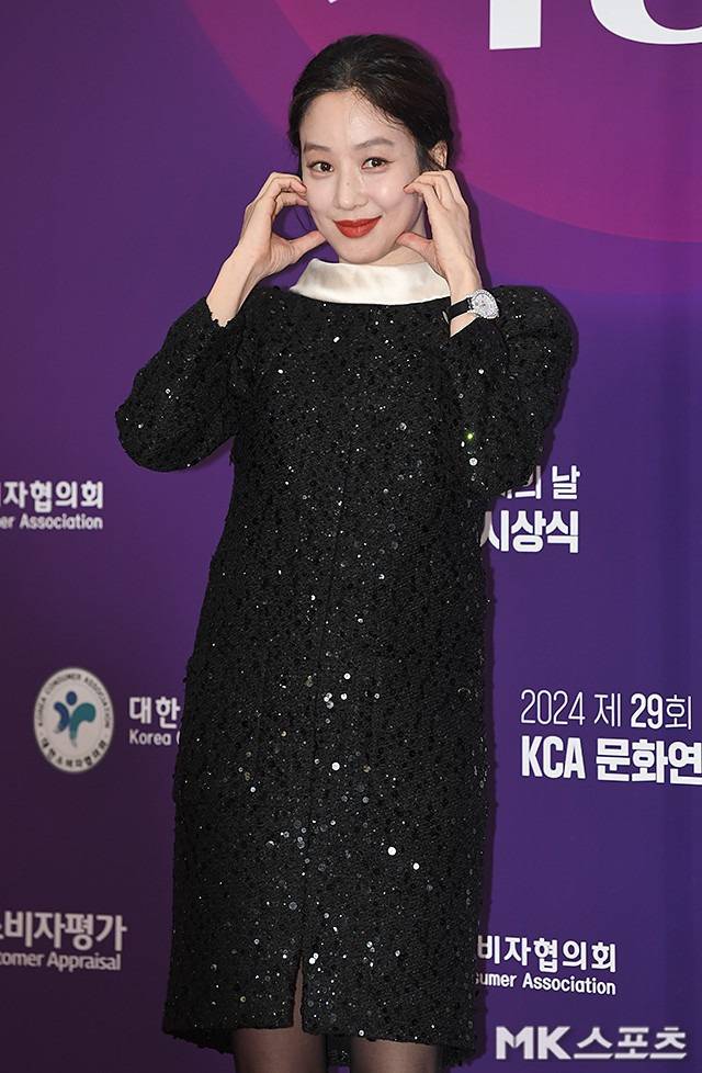정려원 43세 원조 첫사랑 그녀 눈부신 블랙 시퀸 드레스룩 뷰티는 내운명