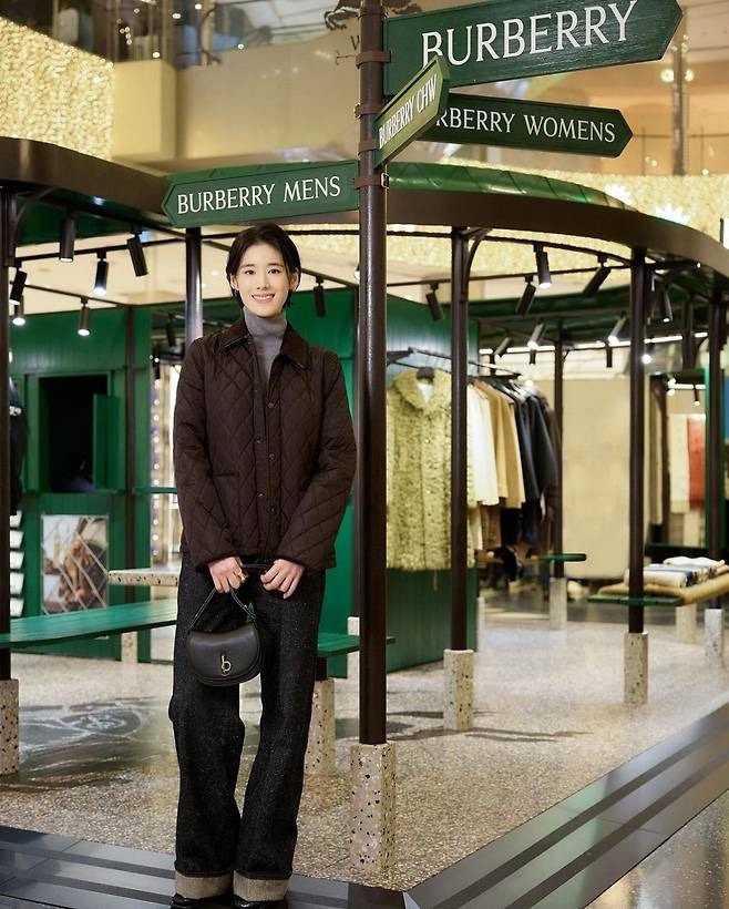 정은채 김충재의 뮤즈다운 매혹적 비주얼 단아함과 세련미로 시선 강탈 뷰티는 내운명