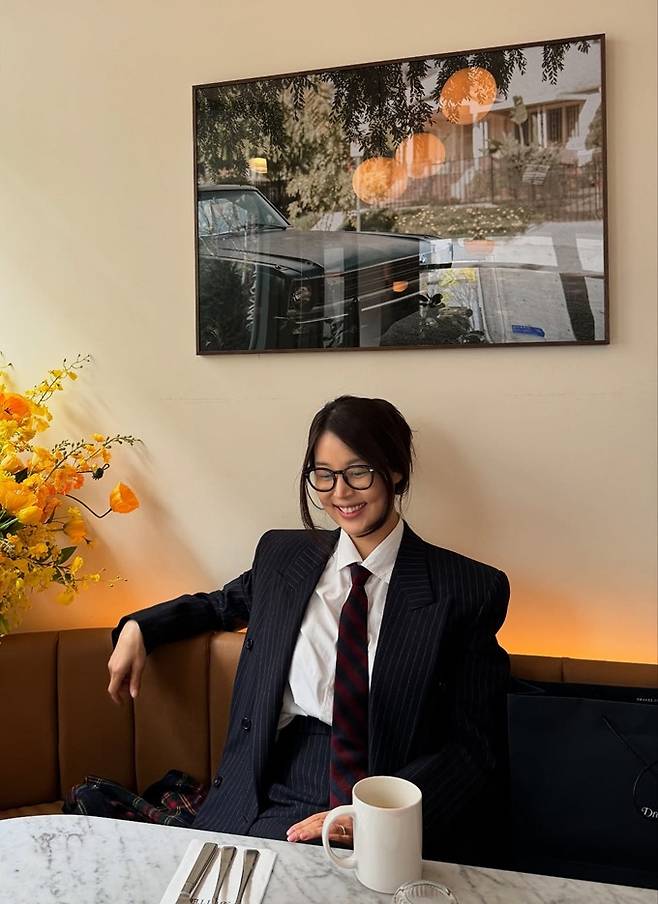 한지혜 예쁜 엄마의 멋진 슈트 핏 딱 떨어지는 핀 스트라이프 슈트룩 패션엔