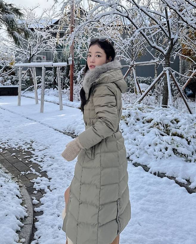 기은세 펑펑 내린 흰 눈에 너무 행복 롱 패딩 미니 스커트 겨울 여신룩 뷰티는 내운명