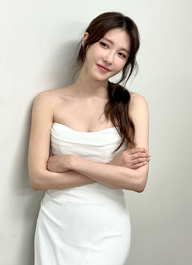 이지아 로제와 환상의 듀엣 예쁜애 옆에 예쁜애 블랙앤화이트 드레스룩 패션엔