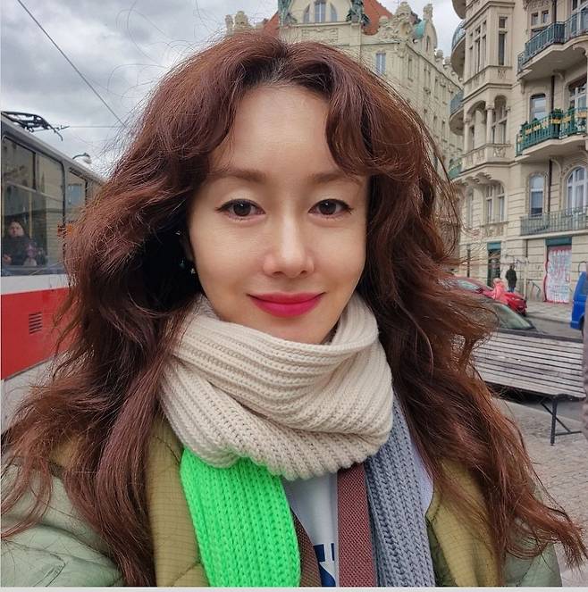김지수 프라하는 4시면 일몰 머플러 두른 퀼팅 깔맞춤 여행룩 스타와 패션