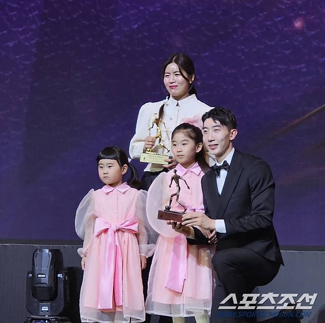 멈추지않는 빛현우아내 건방떨지말란 조언 큰힘mvp 내년에도 받지말란 법은 없죠 K리그 대상 공식인터뷰