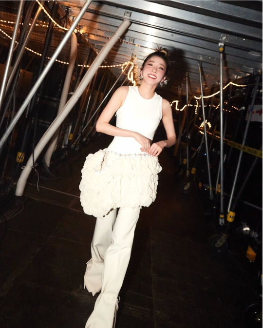 이 언니 39kg 또 일낼까? 산다라박, 고베서 160cm 난리난 러플 스커트