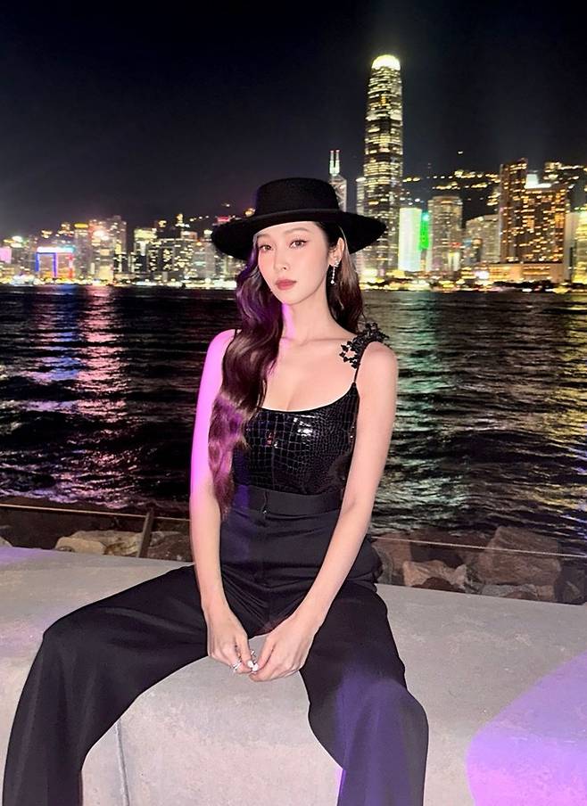 제시카 홍콩 홀린 매혹의 윙크 걸리시 시크미 레더 탱크톱 나들이룩 패션엔
